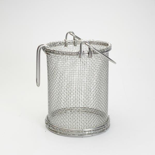 鳥井金網工芸が誇る職人の手で手作りされた、フック付きのステンレス製箸立てかごです。洗練された美しいデザインと丈夫な作りで、料理の片付けをスムーズにサポートします。この箸立ては、もちろん箸を収納するだけでなく、カトラリーホルダーや鳥井金網工芸...