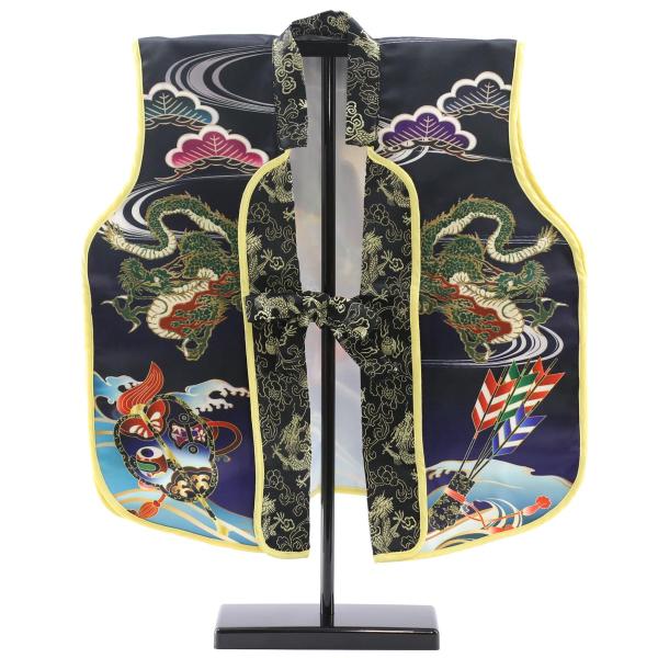 商品名：陣羽織 烏帽子 飾り台付き 巾着袋入り商品番号：GO-AD-501サイズ：0〜3歳用■ 飾り台付きで五月人形と一緒に飾れる　陣羽織烏帽子（えぼし）付きの陣羽織です。個人差はございますが、1〜3歳ごろまで着用可能なサイズです。飾り台は...
