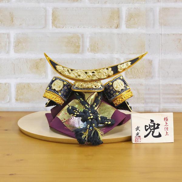 商品名：武光作 伊達政宗 兜 ハードメイプル突板 半円形飾り台種類：兜飾りサイズ：5号 間口25×奥行21×高さ15cm【ご購入特典】◆送料無料でお届け致します。※北海道、沖縄は送料無料の対象外です。■関連ワード5月人形 兜 鎧 鎧兜 かぶ...