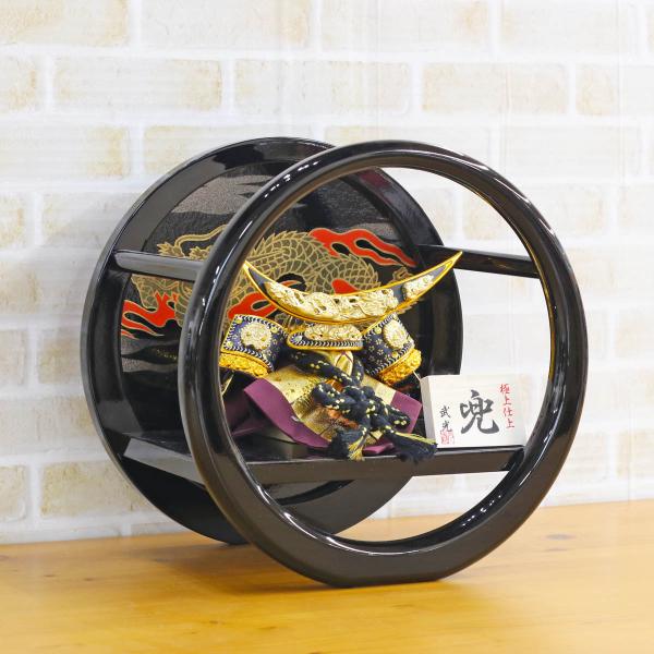 商品名：武光作 伊達政宗 兜  丸型 円形 黒塗り飾り台種類：兜飾りサイズ：5号 間口30×奥行20×高さ30cm【ご購入特典】◆送料無料でお届け致します。※北海道、沖縄は送料無料の対象外です。■関連ワード5月人形 兜 鎧 鎧兜 かぶと よ...