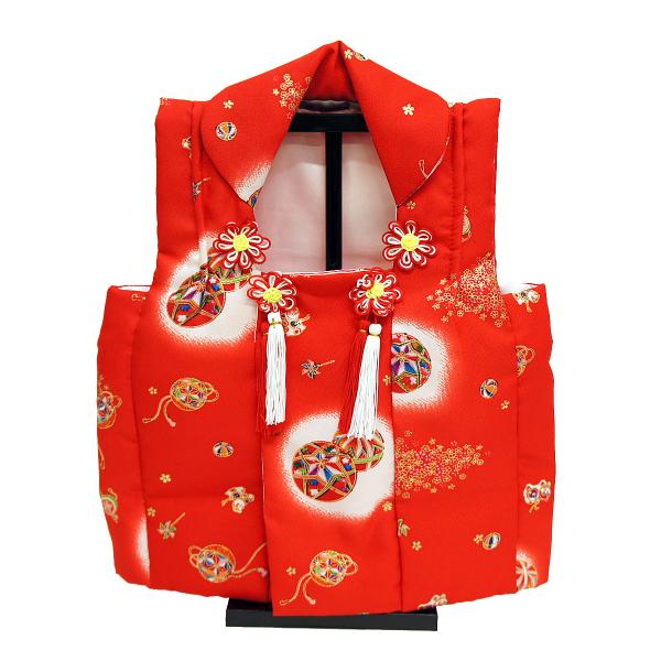 商品名：被布着 こども友禅 赤/毬 飾り台付き商品番号：HN-H-329055サイズ：肩幅29×着丈43×身幅37cm■ 飾り台付きで雛人形と一緒に飾れる　被布着トン被布着（ひふぎ）は、着物コートの祖先のようなもので、女の子の七五三などで上...