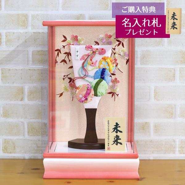 商品番号：HGH-1021-H09種類：とってもコンパクト 豆羽子板商品名：ちりめん細工 姫羽子板 すず パール白/ピンク塗り アクリルケースサイズ：間口23.5×奥行17.5×高さ39cmアクリルケース仕様【当店だけの限定企画】お子様のお...