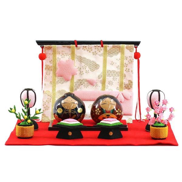 品名：大内人形 セット飾り 18号 桐箱入り工房：桑原大内塗大内人形製作所サイズ：18号 間口25×奥行20×高さ13cm■商品画像について画像はお使いのモニターや環境などで、実際の色・質感と異なる印象の場合があります。また、職人が手作りで...