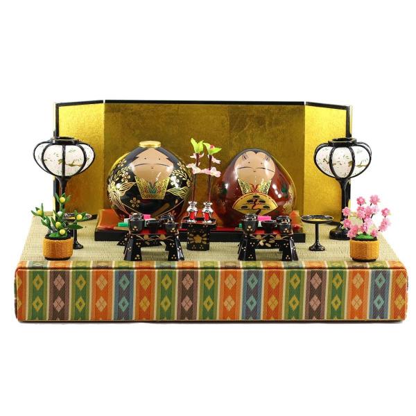 品名：大内人形 セット飾り お道具付き 畳付 特28号 桐箱入り工房：桑原大内塗大内人形製作所サイズ：特28号 間口33×奥行26×高さ17cm■商品画像について画像はお使いのモニターや環境などで、実際の色・質感と異なる印象の場合があります...