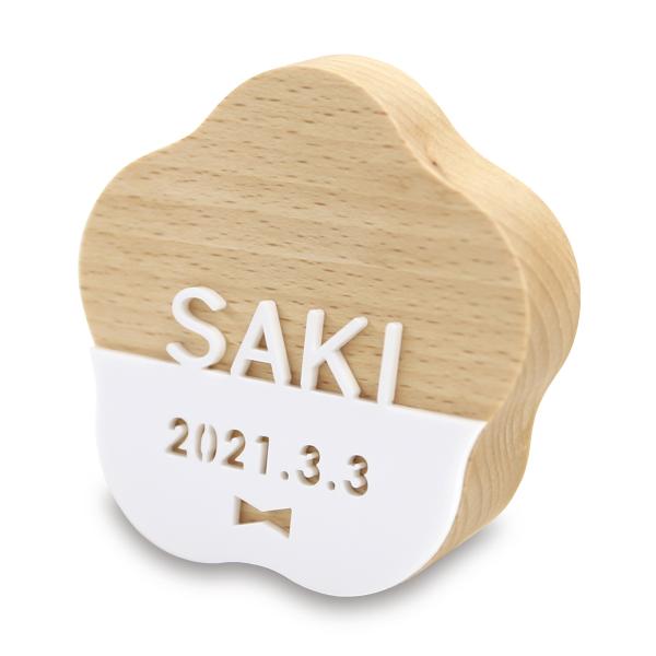 ◆お名前入れについてお名前・生年月日は立体的なアクリルカットでお入れ致します。お名前はアルファベット（大文字のみ）で、文字数は最大9文字まで。生年月日は西暦でお入れ致します。（例：2021.10.25）【商品名】 プーカのお名前札 MONA...