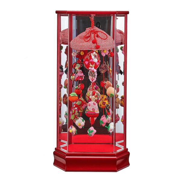 商品名：六角彩色LG塗り 鏡バック アクリル ケース入り (大) 赤A商品番号：TRS-FO-213-603サイズ：間口30×奥行22×高さ62cmつるし飾りや室内鯉のぼりを、雛人形や五月人形、羽子板、破魔弓などの節句飾りと一緒に飾ってお祝...