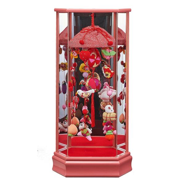 商品名：六角彩色LG塗り 鏡バック アクリル ケース入り (大) 桃A商品番号：TRS-FO-213-604サイズ：間口30×奥行22×高さ62cmつるし飾りや室内鯉のぼりを、雛人形や五月人形、羽子板、破魔弓などの節句飾りと一緒に飾ってお祝...