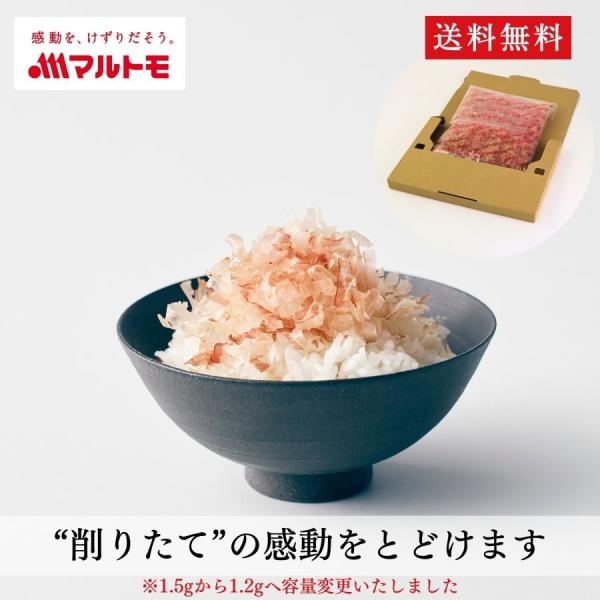 【商品特長】香りがよく、おいしい削りたてのかつお節をご堪能ください！●鹿児島県枕崎製造のおいしさ1.5倍のプレミアムなかつお枯節を使用し、薄さ約25ミクロンの柔らか食感に仕上げたソフトけずりです。●削りたての新鮮なおいしさで至福のひとときを...