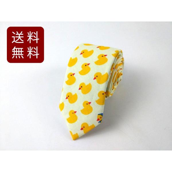 ひよこ柄 ナローネクタイカラー：写真の通りサイズ：全長約140cm最大幅：約6cm  愛らしいひよこを胸元に飾りませんか？パーティーやイベントなどでも活躍してくれそうです。パッケージはありません。保管時や輸送費に折りじわ等が付く場合がありま...
