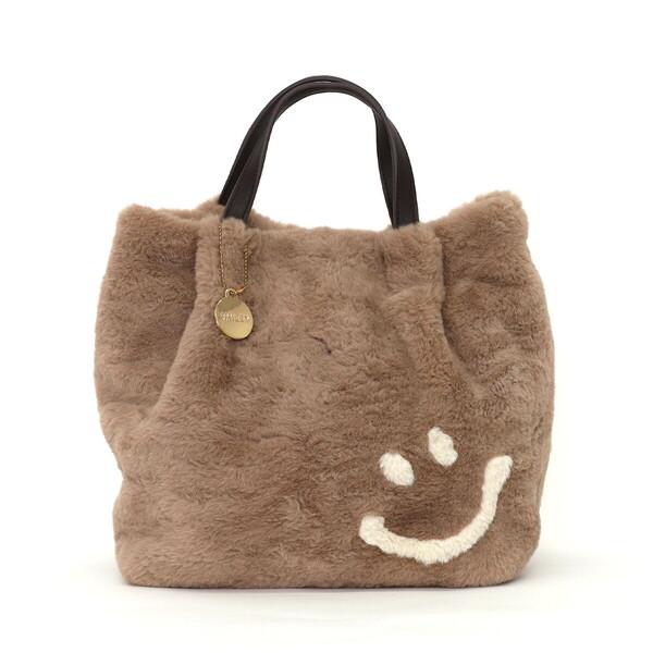 【発売日：2025年11月15日】エコファー2WAY トートバッグ　 COOCO クーコ SMILEY手触りの良いエコファーで仕上げたショルダー付き2WAYトートバッグ斜めがけにして使用すると両手がフリーになるのがGOODスマイルフェイスが...