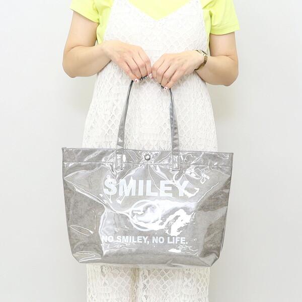 【発売日：2026年03月08日】PVCxペーパービッグトートバッグ A4収納可能　2026新作 SMILEYSMILEY×COOCOこちらはHARVERBALLのSMILEYとCOOCOのコラボ商品です。軽くてビニルがかわいいSMILEY...