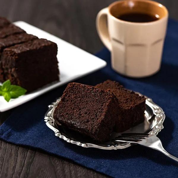 【発売日：2025年05月23日】ホテルオークラ クーベルチュールショコラケーキ メッセージカード付クーベルチュールチョコレート約２５％の、濃厚なショコラケーキ。国際基準のクーベルチュールチョコレートと北海道産牛乳をたっぷり使用。Ｆリキュー...