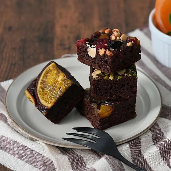 【発売日：2025年05月25日】ホシフルーツ ナッツとドライフルーツの贅沢ブラウニー ６個入 ギフト対応可濃厚なチョコレートの生地に、香ばしいナッツや甘酸っぱいフルーツをトッピング。ピスタチオとアーモンド、ごろっとしたパイナップルやネーブ...