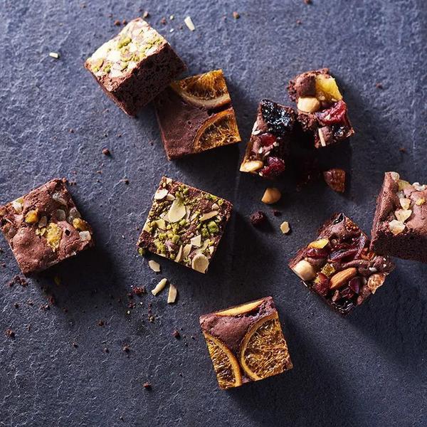 【発売日：2024年06月13日】ホシフルーツ ナッツとドライフルーツの贅沢ブラウニー ９個入 ギフト対応可濃厚なチョコレートの生地に、香ばしいナッツや甘酸っぱいフルーツをトッピング。ピスタチオとアーモンド、ごろっとしたパイナップルやネーブ...