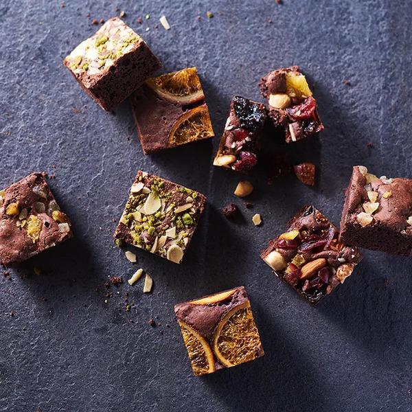 【発売日：2023年09月11日】ホシフルーツ ナッツとドライフルーツの贅沢ブラウニー ２０個入 ギフト対応可濃厚なチョコレートの生地に、香ばしいナッツや甘酸っぱいフルーツをトッピング。ピスタチオとアーモンド、ごろっとしたパイナップルやネー...