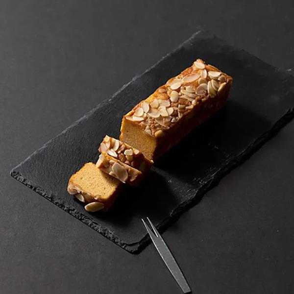 【発売日：2025年05月23日】祇園きたざと パウンドケーキキャラメル １本 ギフト対応可割烹料理店が監修、和モダンな洋菓子。一九七六年から滋賀県で営んでいた小料理屋「北さん」が人気を呼び、二・・三年に京都の祇園で開業した割烹料理屋　祇園...