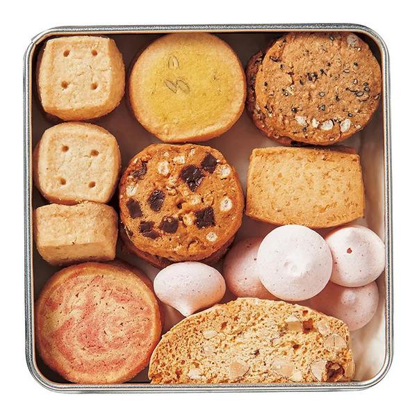 【発売日：2023年09月10日】Ｆｏｒｅｃｉｐｅ ちいさな森のクッキーＳ ギフト対応可ひとくち食べれば、素朴な味わい。やさしい甘さや香ばしさが口いっぱいに広がり、次は何を食べようか、缶に詰まったクッキーを眺めながら楽しく思いを巡らすことが...