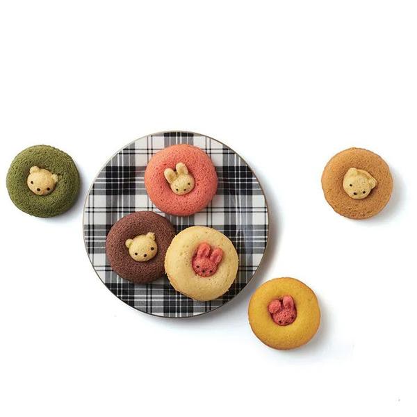 【発売日：2025年05月23日】アニマルドーナツ ４個入 ギフト対応可食べるのがもったいなくなるクマやウサギのドーナツたち。真ん中から動物たちがひょっこり顔を出した焼きドーナツ。その愛嬌のある見た目は、食べるのがもったいなくなるほど。かわ...