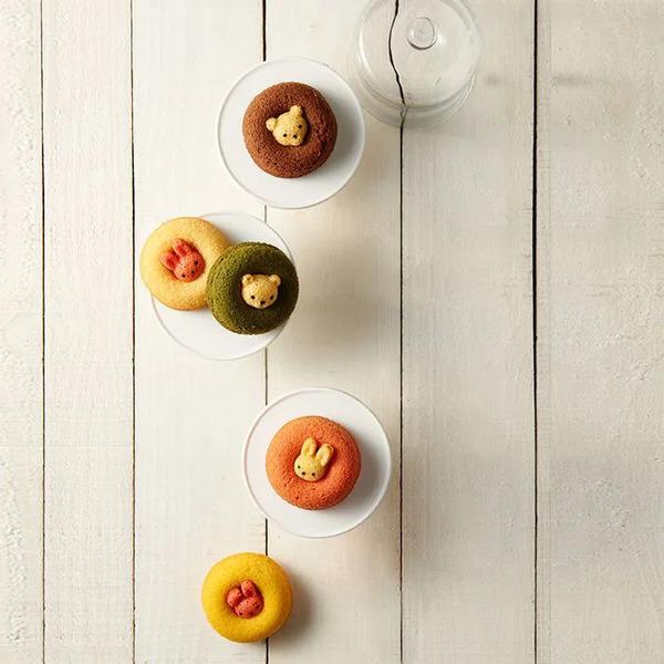 【発売日：2025年01月12日】アニマルドーナツ ５個入 ギフト対応可食べるのがもったいなくなるクマやウサギのドーナツたち。真ん中から動物たちがひょっこり顔を出した焼きドーナツ。その愛嬌のある見た目は、食べるのがもったいなくなるほど。かわ...