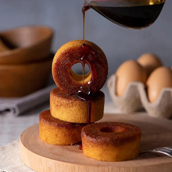 【発売日：2023年09月14日】森の庭 焦がしキャラメルがしみ込んだバーム詰合せ １４個入 ギフト対応可非日常の森の庭で素朴なお菓子を味わう『森の庭』シリーズ。しっとりバームクーヘンにカラメルソースをまとわせ、砂糖をかけてさらに焼き上げた...