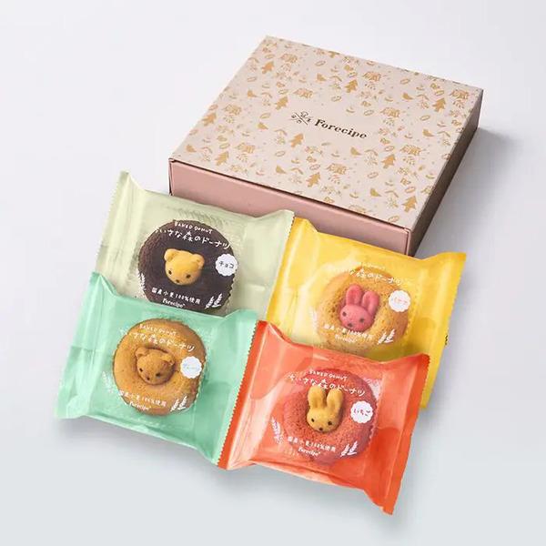 【発売日：2025年05月31日】フォレシピ ちいさな森のドーナツ４個入 ギフト対応可食べるのがもったいなくなる、かわいいくまとうさぎの焼ドーナツ！ドーナツを手にとった人を愛らしい表情で見つめてくる動物たち。食べてしまうのが惜しくなるほどの...