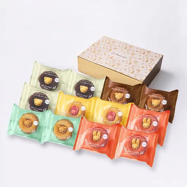 【発売日：2023年09月17日】フォレシピ ちいさな森のドーナツ１２個入 ギフト対応可ドーナツのおうちでうさぎさんとくまさんがまったり！ふんわり焼きドーナツの真ん中に小さなうさぎとくまがひょっこり。見た目のかわいさはもちろん、アーモンドプ...