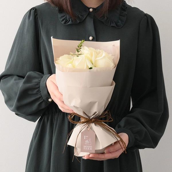 【発売日：2025年05月16日】フリルブーケ ピュア ８本 メッセージカード付 ラッピング済敬愛の気持ちをこめて贈るにふさわしい白バラ・アバランチェは、凛とした美しさと花保ちの良さで、もらった瞬間からはじまる花のある暮らしを演出します。男...