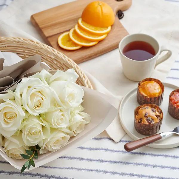 【発売日：2025年05月18日】ホシファーム フリルブーケピュア８本＆ホシフルーツ煌めき果実のカップケーキ３個入 メッセージカード付 ラッピング済清楚な白バラブーケと、艶めくシロップ漬けやセミドライの果実がジュエリーのようなカップケーキを...