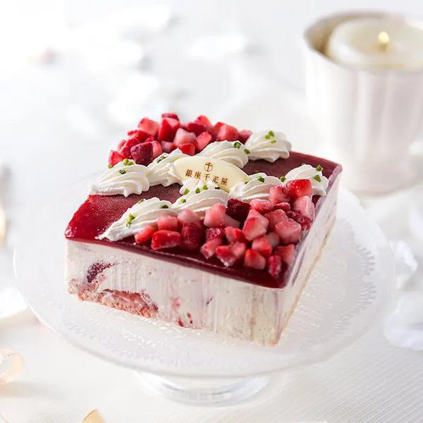 【発売日：2025年05月18日】ストロベリーアイスケーキ のし対応可濃厚なバニラアイスに、甘酸っぱいストロベリーソースをミックス。底に敷きつけたキャラメルクランチのサクサク食感がアクセントです。いちごたっぷりで、見た目にも華やかです。サイ...