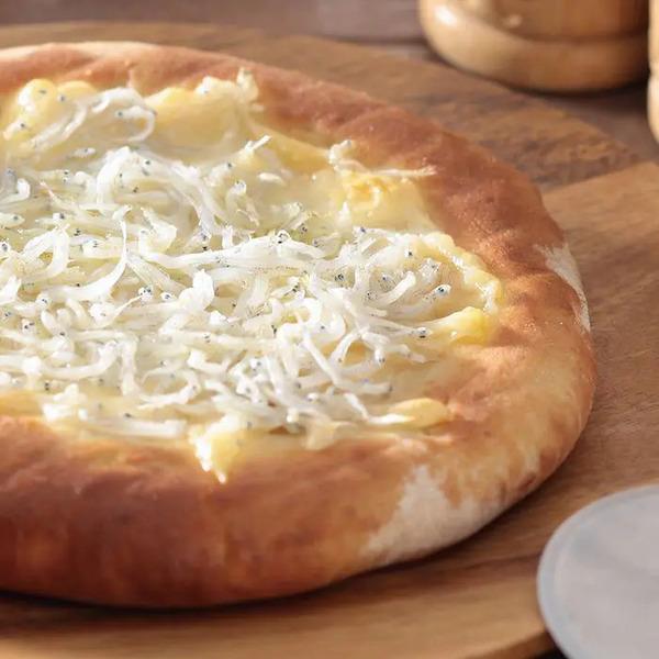 【発売日：2025年06月01日】ＳＨＩＺＵＯＫＡ ＰＩＺＺＡ 静岡しらすと静岡桜えびのピザ のし対応可素材の風味がいきた１人前サイズのピザモチモチの生地に静岡の特産品である「しらす」と「桜えび」をのせました。素材とチーズだけのシンプルなピ...