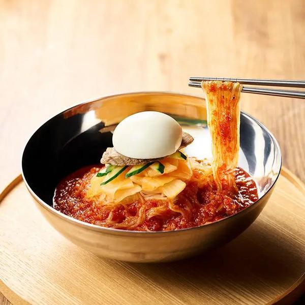 【発売日：2025年06月01日】ぴょんぴょん舎 ピビン冷麺６食 のし対応可お店の本格的な味がご家庭で楽しめるピビン冷麺唐辛子の辛味と野菜の自然な甘みが活きた、熟成発酵し続ける奥深い辛みの特製べジソースが、つるりとした食感の極細本格生麺に良...