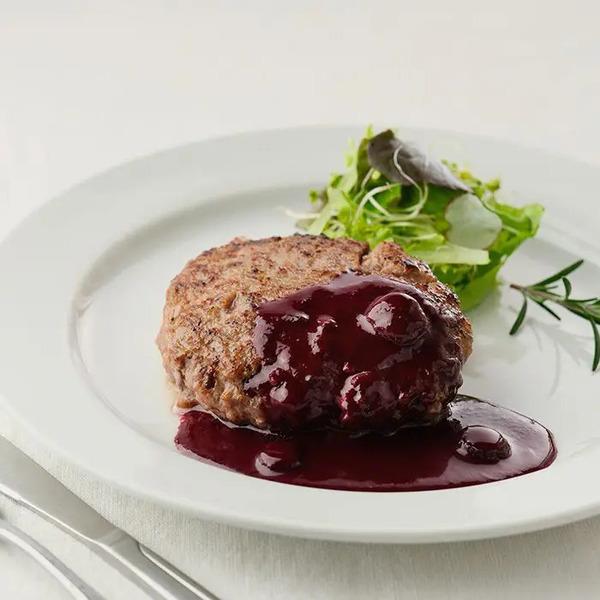 【発売日：2025年06月01日】ｌｅ ｓｏｒｃｉｅｒ監修ブルーベリーソースと長萩和牛ハンバーグセット のし対応可爽やかなブルーベリーソースが上質のハンバーグにベストマッチ山口県萩市で生まれ育った長萩和牛を100％使用したハンバーグと、一日...