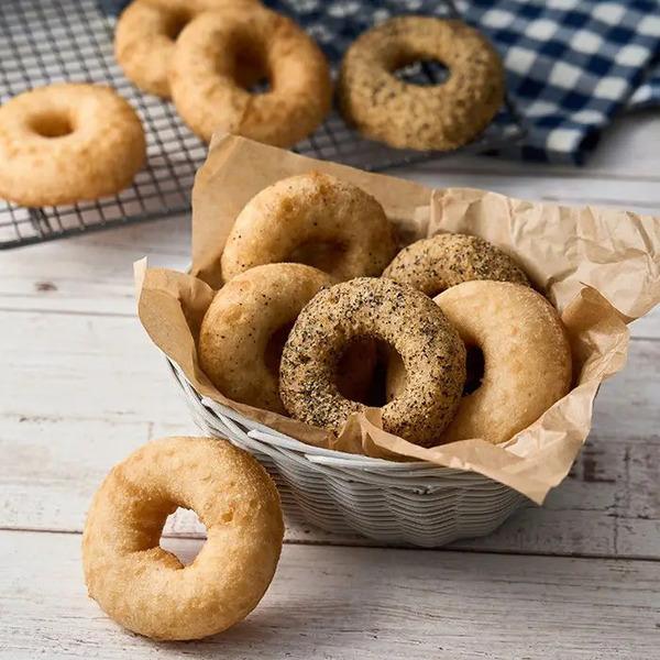 【発売日：2025年06月01日】おとうふどーなつ のし対応可グルテンフリーのおとうふどーなつ米粉を使用した生地に豆腐を練り込み、しっとり、もちもちした食感とやさしい甘さが魅力です。解凍してそのままでもおいしいですが、電子レンジで少し温める...