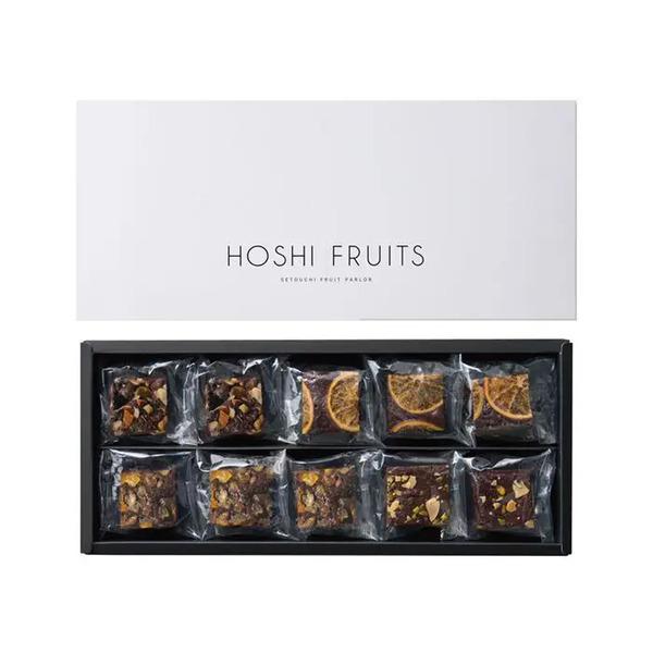 【発売日：2026年03月08日】ホシフルーツ ナッツとドライフルーツの贅沢ブラウニー １０個入 ギフト対応可４センチのキューブにナッツとフルーツを凝縮。濃厚なチョコレートの生地に、香ばしいナッツや甘酸っぱいフルーツをトッピング。ピスタチオ...