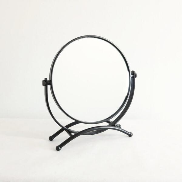 【発売日：2025年09月01日】アンティーク調 卓上ミラー ブラックアイアンフレームが綺麗なアンティーク調卓上ミラー（鏡）です。 ブラックアイアンとシンプルなデザインがモダンで洗練された印象を与えます。 ミラーの角度は自由に調整でき、化粧...