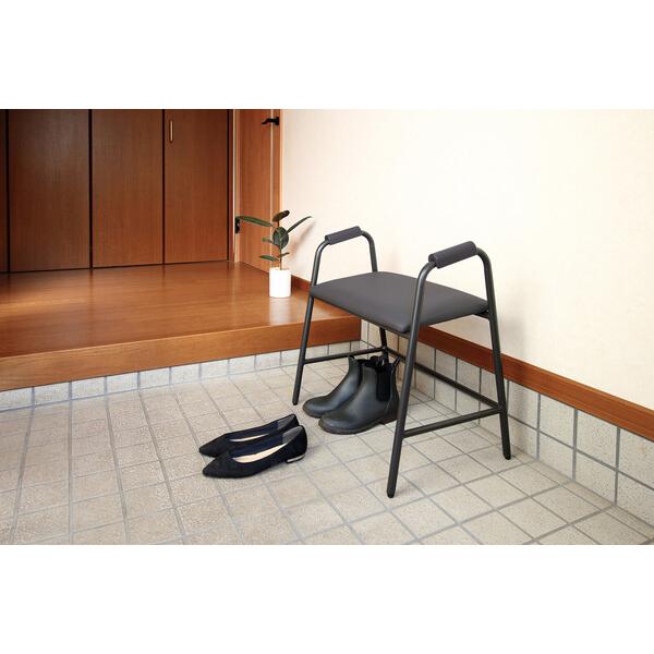【発売日：2025年06月22日】立ち上がりサポート玄関スツール シニア家具 ヨンマルナナマル高齢社会に突入した日本では、年齢を重ねても快適な自宅での生活を求めるシニアが増加しています。心豊かな暮らしを実現するにも、心地よさと快適さを重視し...