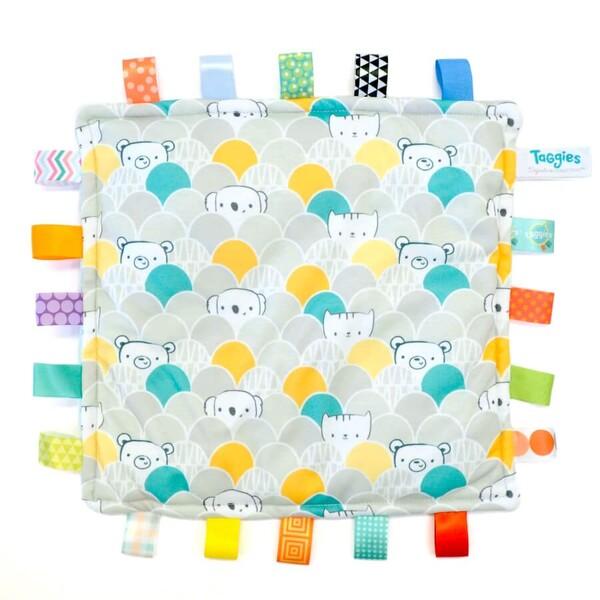 【発売日：2025年05月25日】タギーズ コンフィブランケット ピーカーブー Mary Meyer ラッピング可北欧柄のデザインに、可愛い動物のイラストが描かれています。思わず触って握りたくなるようなカラフルなタグが体のあちこちに付いてい...