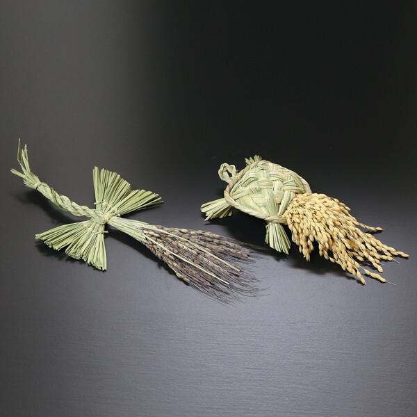 【発売日：2025年04月27日】稲わら飾り 鶴 亀稲わらで造った、鶴と亀の飾りです。五穀豊穣、豊かで健やかな農作物を祈願・イメージします。※天然素材の手造り品の為、形状、色味、重量などはひとつづつ若干異なります。鶴：約29×10cm（約1...