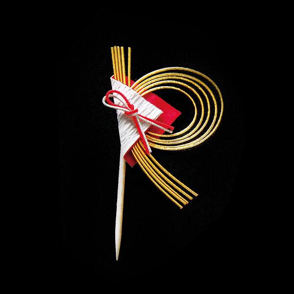 【発売日：2025年08月08日】祝いのし飾り 片結び飾り  50本入人気のお祝い水引のピックです。雰囲気があり、おせちや正月の料理、お祝いの演出に最適です。片結び飾り：約4.7×L8.5cm■生産地：中国■素材・成分：水引、天然木、紙注意...