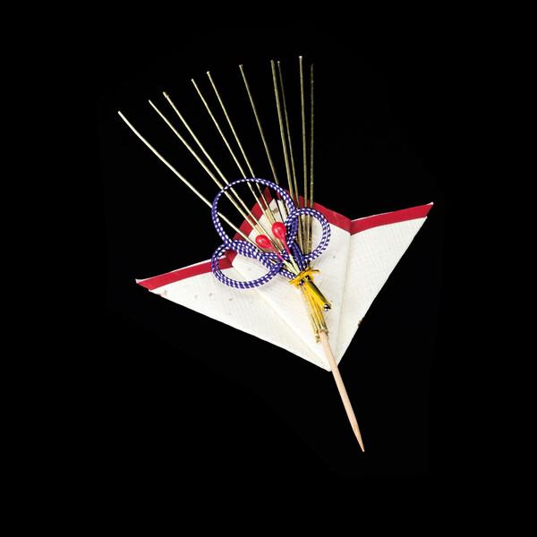 【発売日：2025年07月16日】のし型ラミネート 水引飾り付 50本入熨斗のイメージのピック飾りです。お祝いの場に、華やぎを演出します。約8.3×H13.8(6.2)cm■生産地：日本■素材・成分：紙、竹、PP(ポリプロピレン)注意事項※...