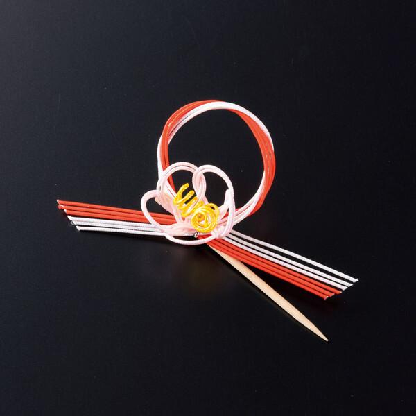 【発売日：2025年08月08日】水引祝い飾り 梅 楊枝付 50本入水引と梅飾りを合わせた、お祝いピックです。雰囲気があり、おせちや正月の料理、お祝いの演出に最適です。約5.5×L9.2cm■生産地：中国■素材・成分：紙、PET、天然木、シ...