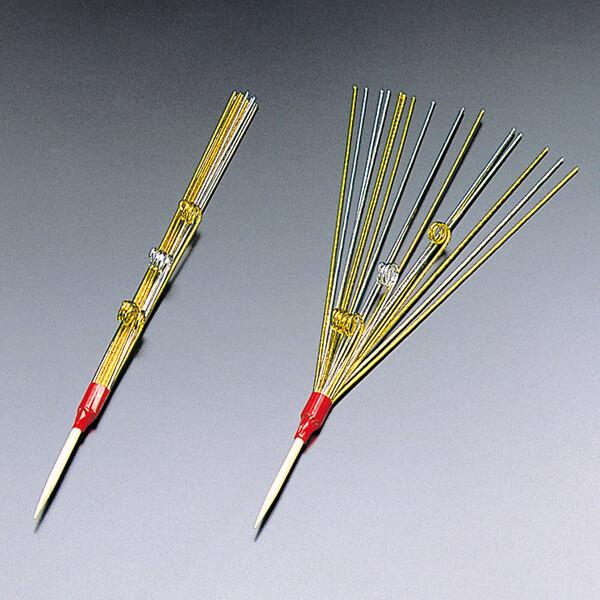 【発売日：2025年08月08日】金銀ヒレ飾 100本入鯛のヒレに見立てて焼いた鯛などに挿す、演出用のピック飾りです。お祝いの席を華やかに盛り上げます。☆開いてお使いください。約L14.5cm■生産地：ベトナム■素材・成分：水引、天然木注意...