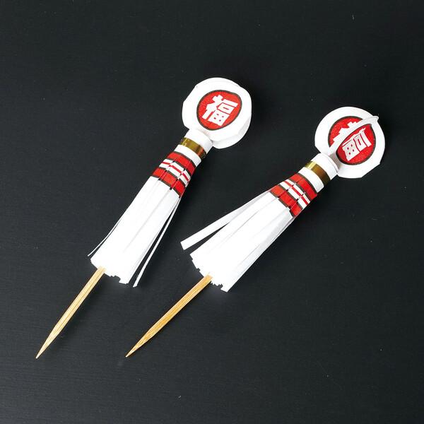 【発売日：2025年10月29日】まとい串 100本入 日本製火消し組のまといをモチーフにした飾り串です。威勢の良い和の雰囲気を演出します。☆業務用の商品ですが、ホームパーティーやイベント小物として場を盛り上げるアイテムにもお使いいただけま...