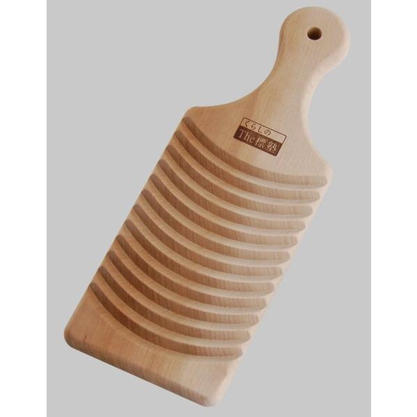 【発売日：2024年06月15日】やさしい洗濯板 電気要らずの便利道具 桜材 バス雑貨 日本製片手で持てる、手頃サイズの木製洗濯板です。本格的な機能性はそのままで、持ち易くやわらかな形状にまとめました。コンパクトなので場所もとりません。☆天...