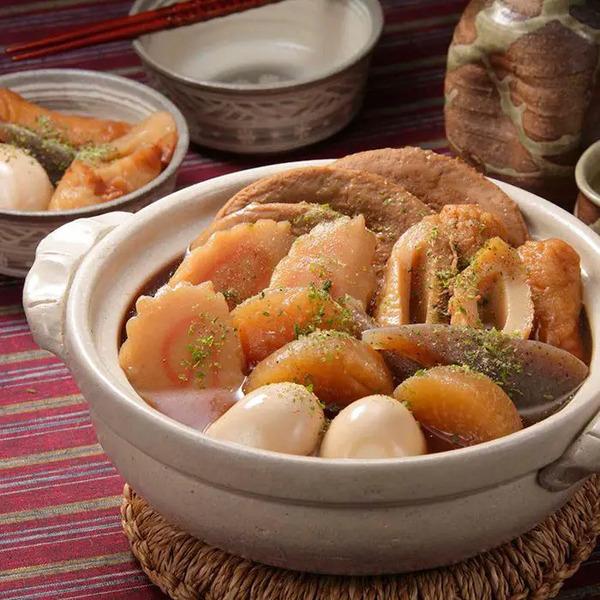 【発売日：2026年05月18日】静岡焼津おでん のし対応可だし粉が決め手の焼津流。かつおをベースに調味しただしで名物黒はんぺんやなるとなどの練り物を入れ、じっくりと煮込みました。だし粉をかけて食べるのが焼津流です。サイズ:360×260×...