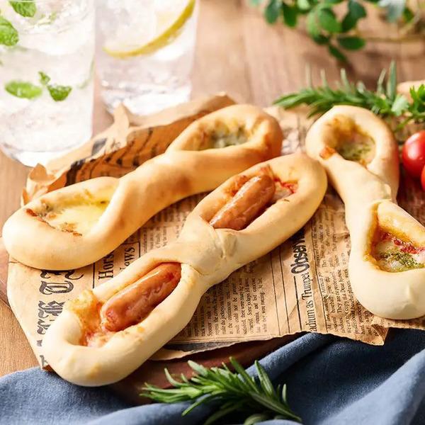 【発売日：2026年06月14日】夏限定 白河高原ナポリ舎 オペラピザ 7本 のし対応可ワンハンドで食べられるお手軽ピザオペラグラスをモチーフに片手で持って食べられるピザに仕上げました。粗挽きソーセージが１本入ったオペラドッグに、トマトソー...