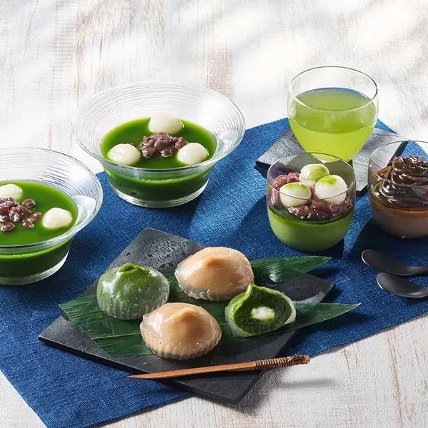 【発売日：2026年06月14日】夏限定 京都 東山茶寮 宇治抹茶冷やしぜんざいと抹茶スイーツセット のし対応可京都・東山茶寮の茶房は宇治茶専門の甘味処上質な石臼挽き宇治抹茶を使用しました。夏のお茶席で召しあがる冷たい抹茶「おうす」に、あん...
