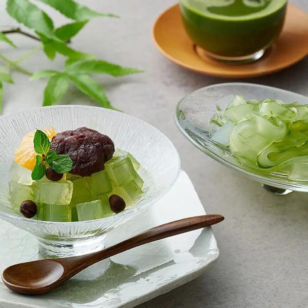 【発売日：2026年06月14日】夏限定 茶彩菓 お茶屋のあんみつ 京くずきり 貴船 のし対応可宇治抹茶の涼やかな香り、夏に楽しむ上品甘味宇治の茶游堂が手がける「お茶屋のあんみつ」と「抹茶くずきり」の詰合せ。石臼挽き抹茶の香りと旨味を生かし...