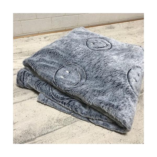 生地の厚みは薄めとなりますが、触り心地のよいブランケットです。ニコのブランケットSサイズ！シンプルで大人かわいいデザイン！ふわふわのマイクロフリース素材がとっても気持よい触り心地。リビングや職場で。車やベビーカーで。使いやすいサイズでかわい...