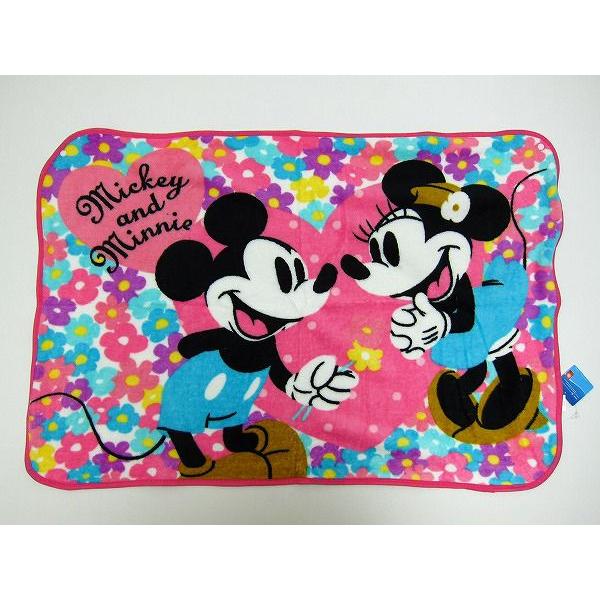 ◎ミッキー&amp;ミニーのひざ掛け毛布です。薄手で軽くてふんわり。マイクロファイバー◎シングル毛布の１/４サイズなので嵩張りません。使いみちイロイロでとっても重宝します。スナップつきなので肩から羽織ることも出来ます。◎素材はポリエステル100％